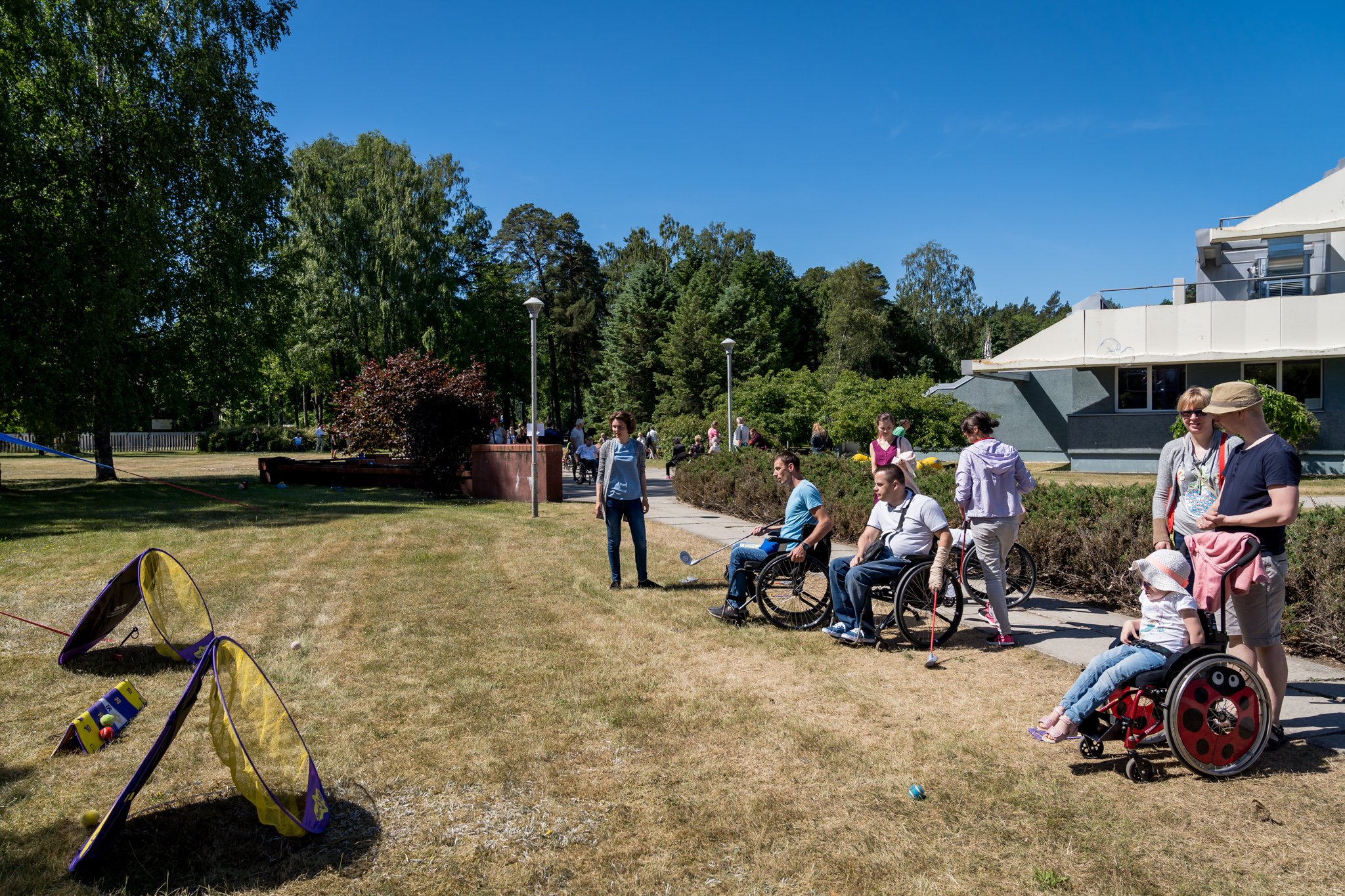 NRC "Vaivari" aizvadīts ikgadējais pasākums riteņkrēslu lietotājiem “Ar ...